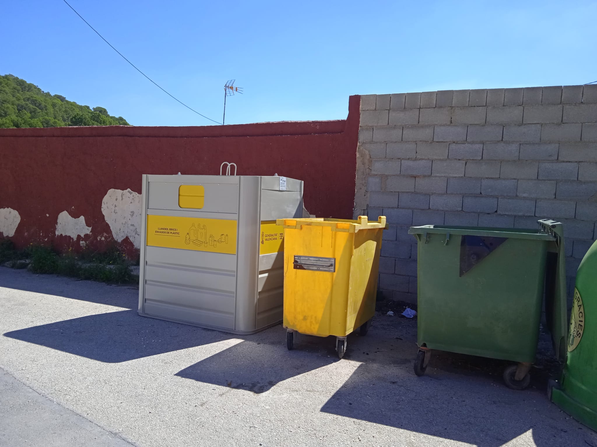 Monóvar recibe 12 contenedores para envases distribuidos por el termino ...